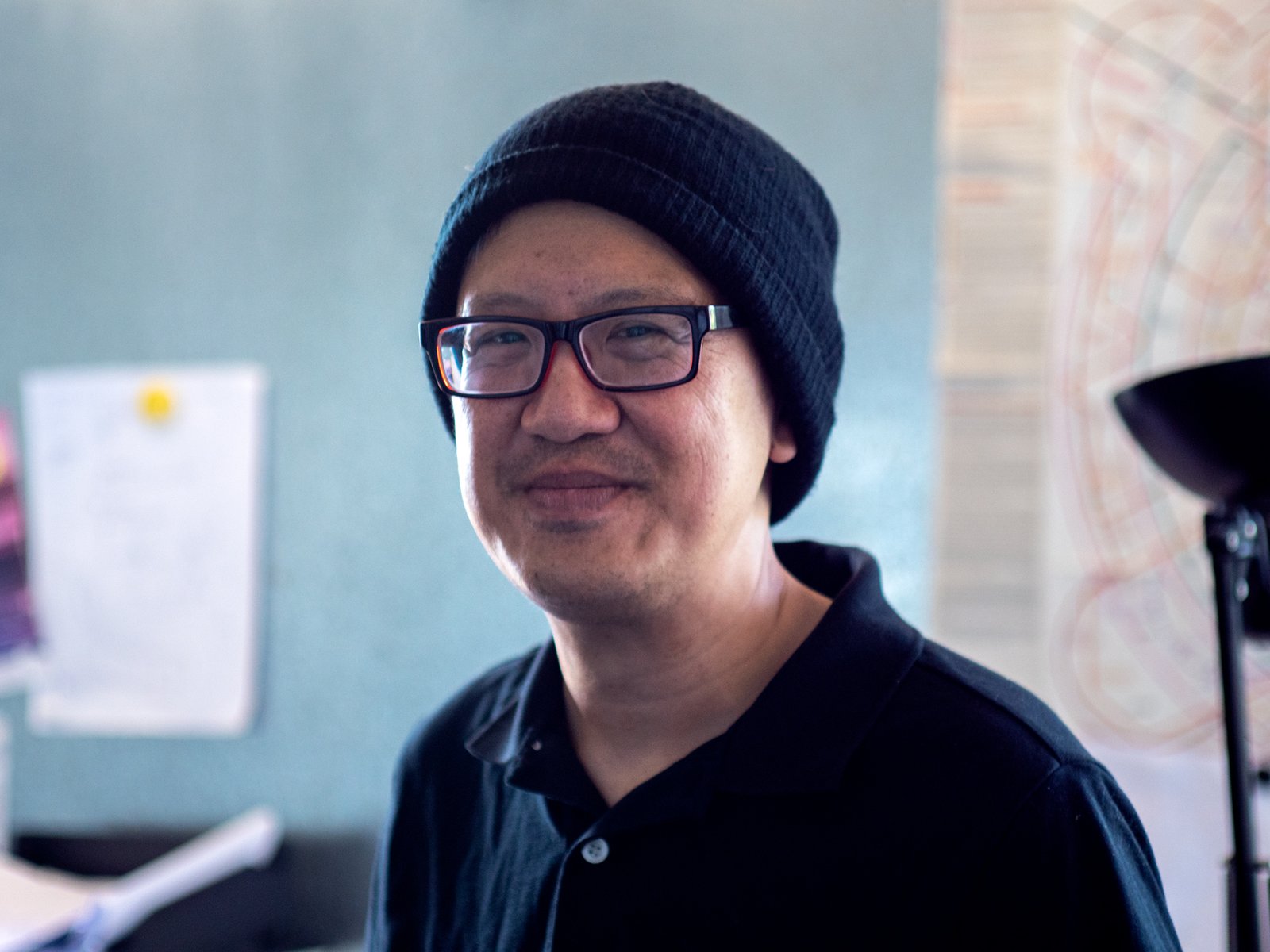 Jason Shiga dans son atelier | BONOBO.NET